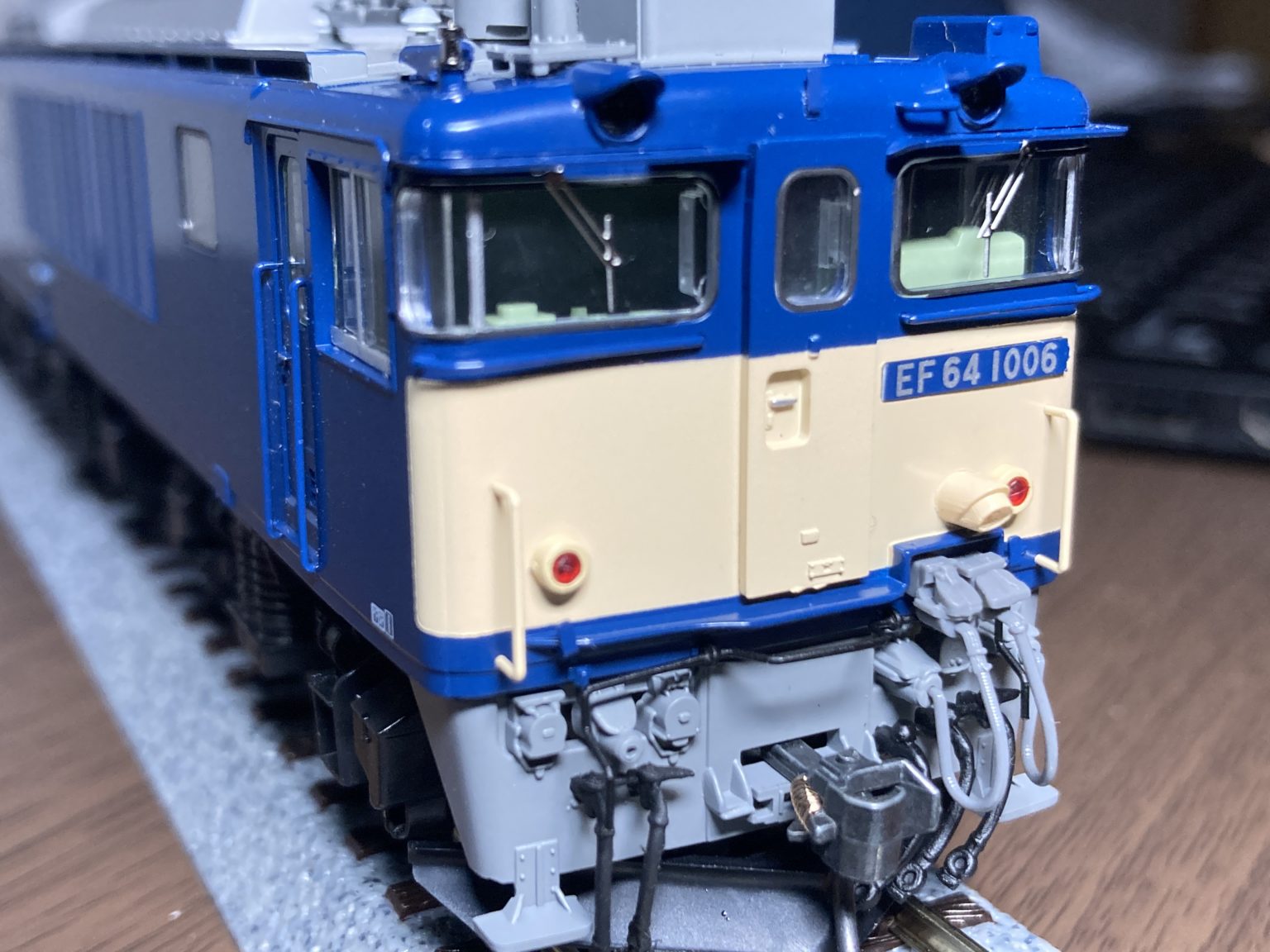 なんだこの再現度の高さは…！EF64国鉄色 HOゲージが入線
