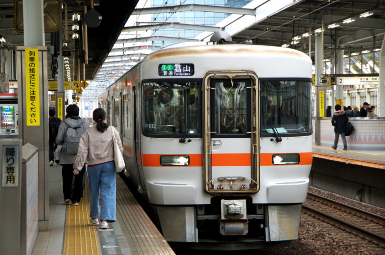 都会から山の中へ…高山本線”鈍行”乗り継ぎ旅｜岐阜→富山【2019春の18きっぷ旅①】